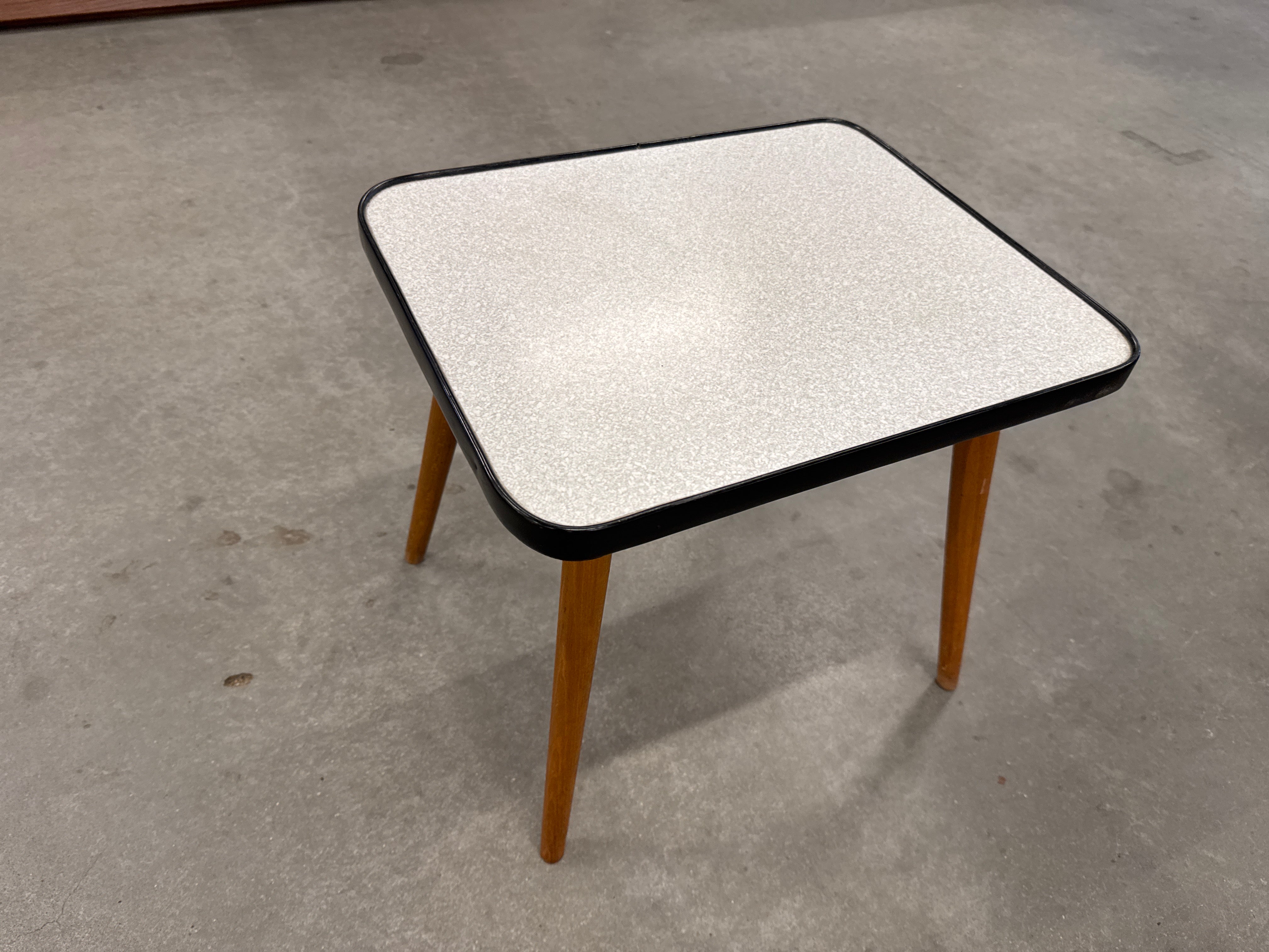 Bijzet tafel formica – Glunder